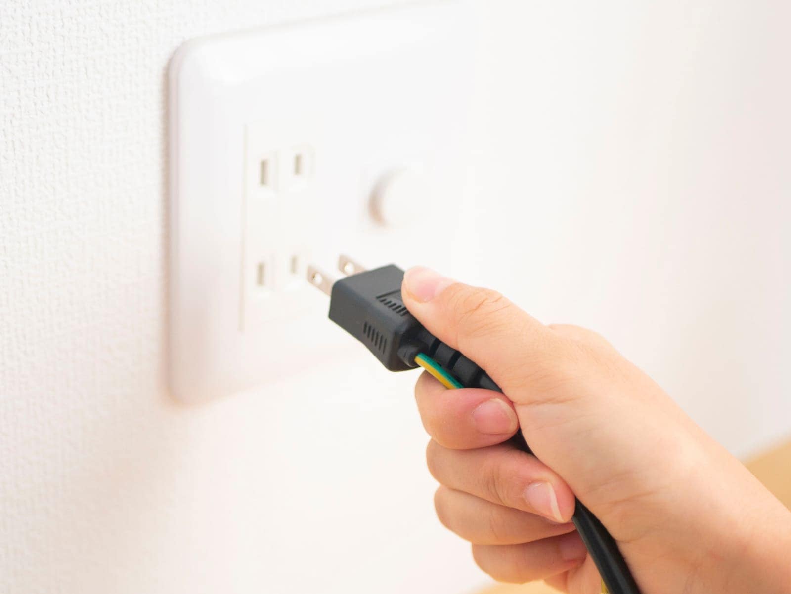 家庭用コンセントの電圧・電流・電力の基礎知識！100Vは何ワット？ - EcoFlow(エコフロー)公式ブログ