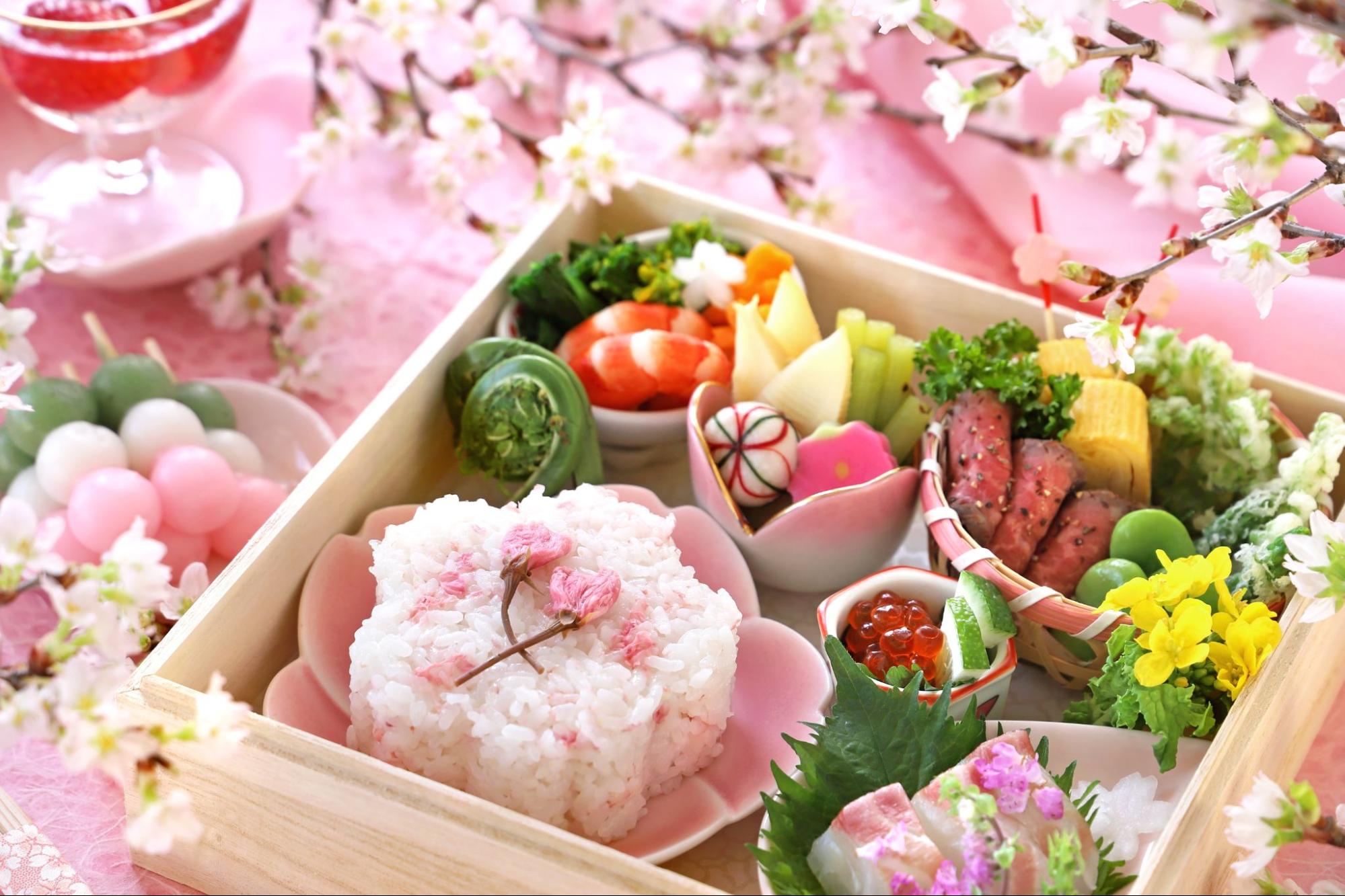 花見の食べ物は何を持参する？おすすめのご飯や定番のスイーツを解説