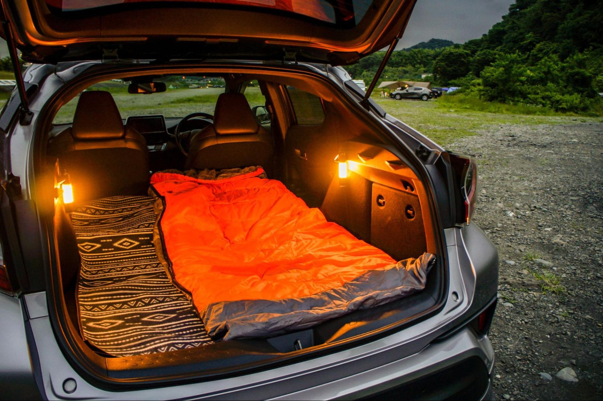 ルーミーで車中泊はできる？快適に過ごすためのシートアレンジとグッズ解説